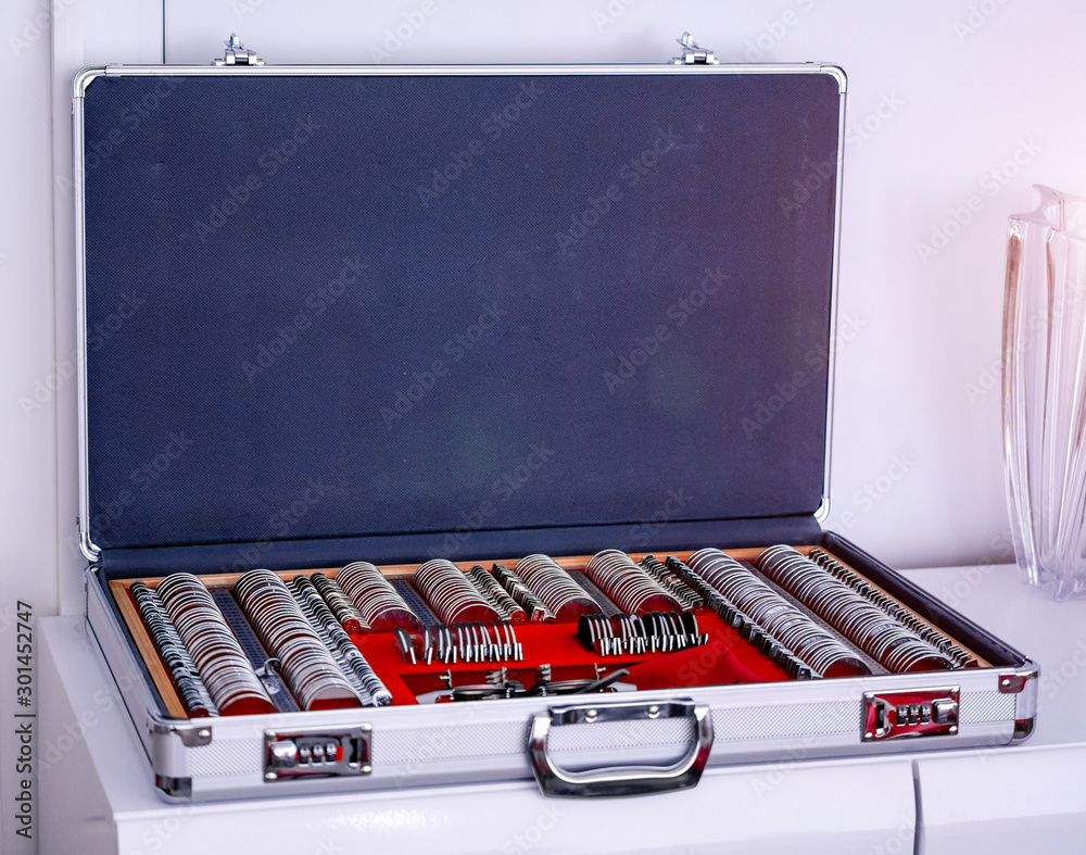 Opthalmology test box. The universal-messbrille tool of the ...
