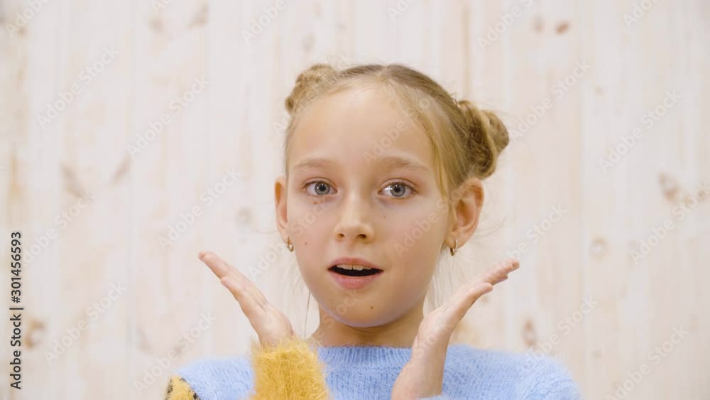 Portrait surprised girl with opened mouth and eyes looking to camera on ...