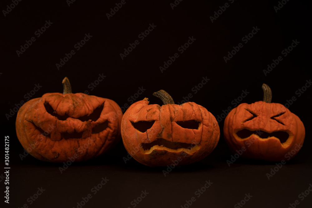 Calabazas de halloween con expresiones terrorificas y fondo de luces ...
