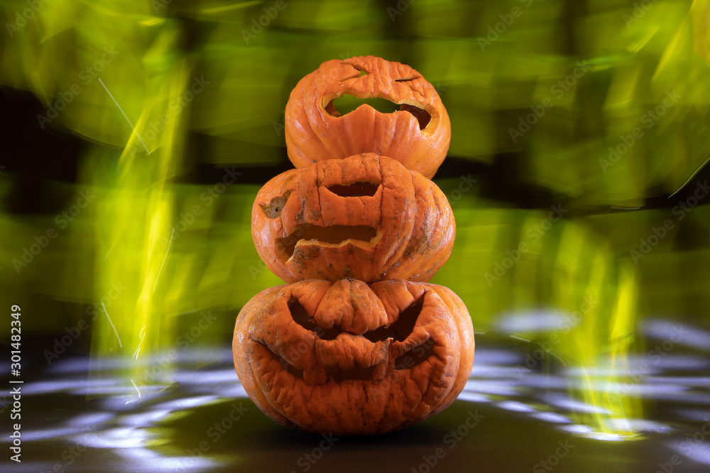 Calabazas de halloween con expresiones terrorificas y fondo de luces ...