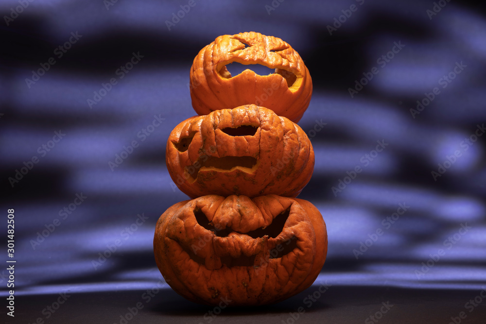 Calabazas de halloween con expresiones terrorificas y fondo de luces ...