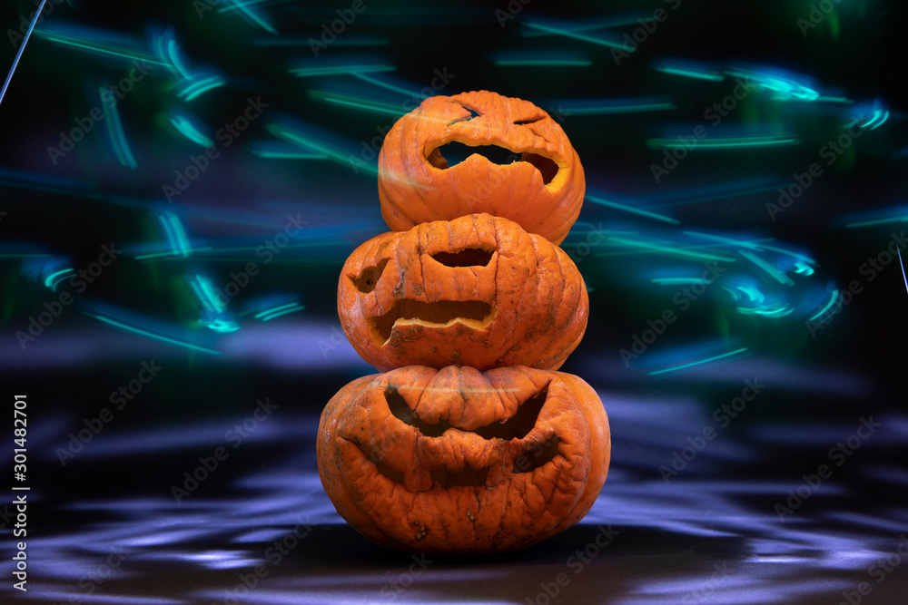 Calabazas de halloween con expresiones terrorificas y fondo de luces ...