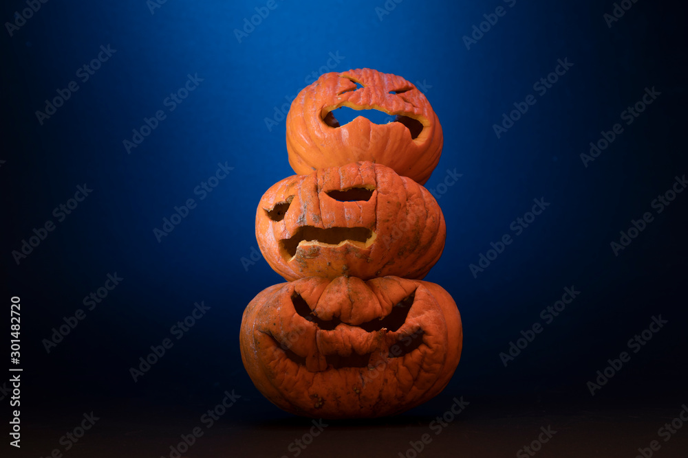 Calabazas de halloween con expresiones terrorificas y fondo de luces ...