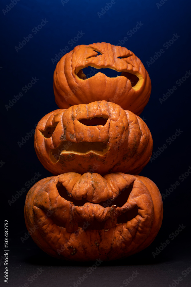 Calabazas de halloween con expresiones terrorificas y fondo de luces ...