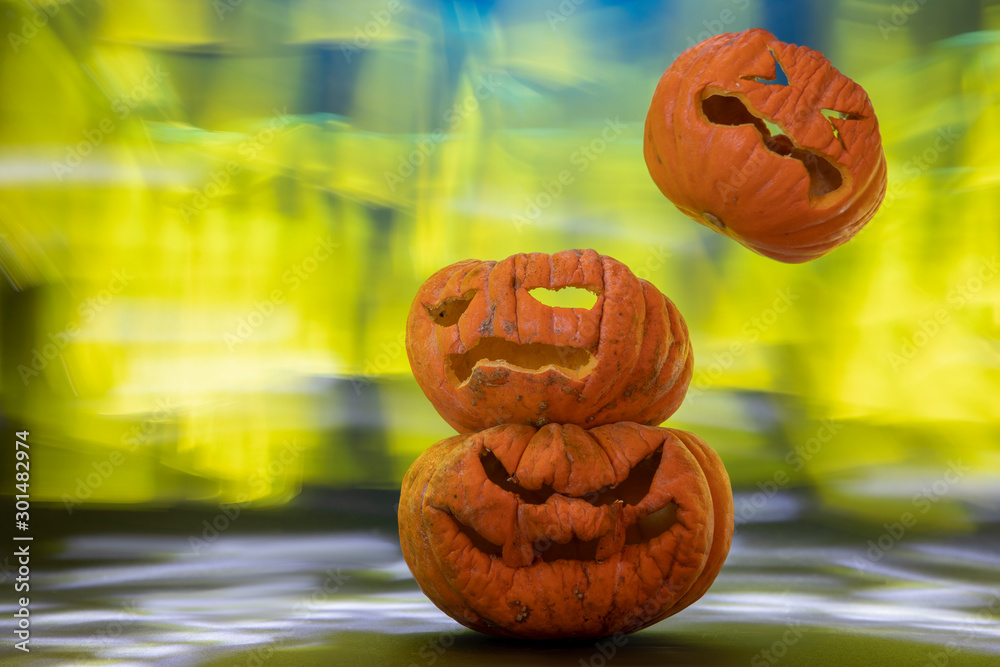 Calabazas de halloween con expresiones terrorificas y fondo de luces ...