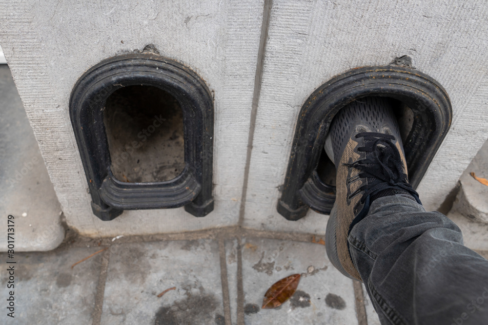 Foto de Man clean his shoes on boot scraper in a low wall at the ...
