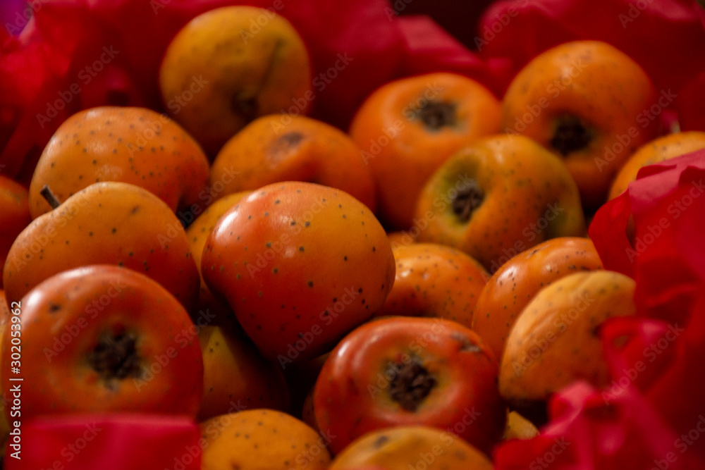 Foto Stock Canasta con tejocotes frescos, es una fruta mexicana ocupada ...