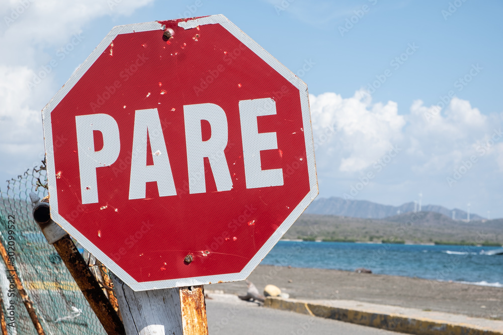 Señal de Transito Pare Color Rojo en la Playa y carretera Stock Photo ...