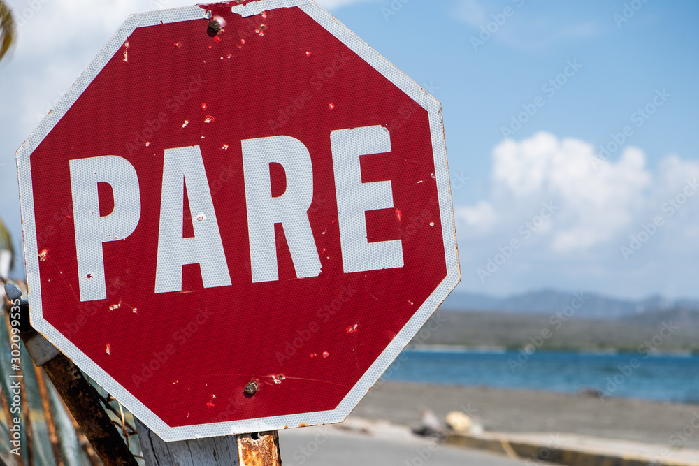 señal de transito pare rojo en la carretera playa cielo azul Stock-Foto ...