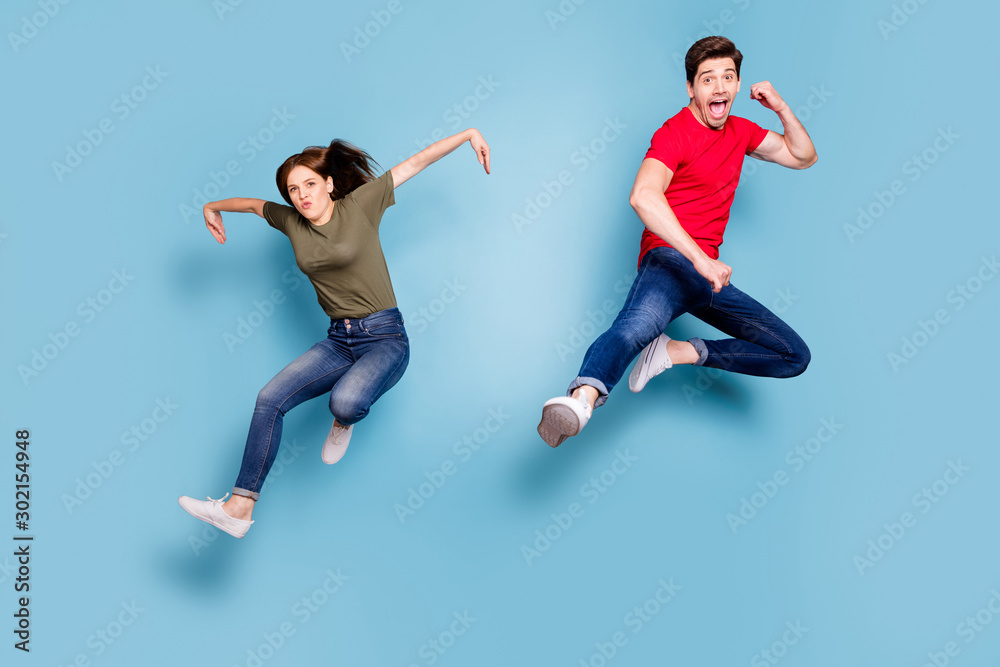 Foto de Full length photo of funky funny crazy two people students ...