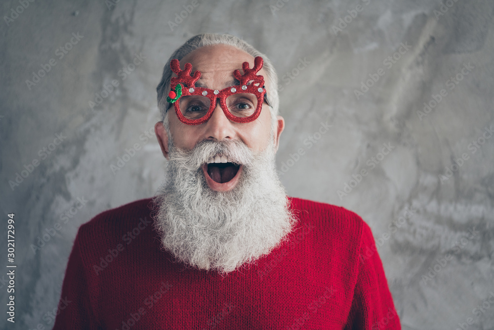Closeup photo of crazy white haired old man ready x-mas party look open ...