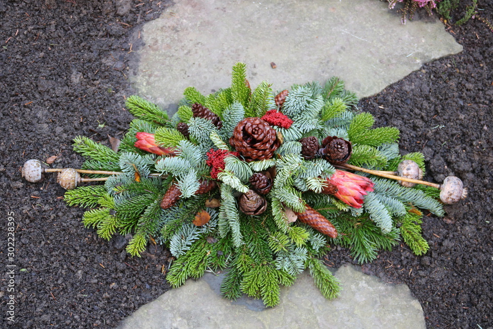 Grabschmuck auf dem Friedhof im herbst und Winter Stock-Foto | Adobe Stock