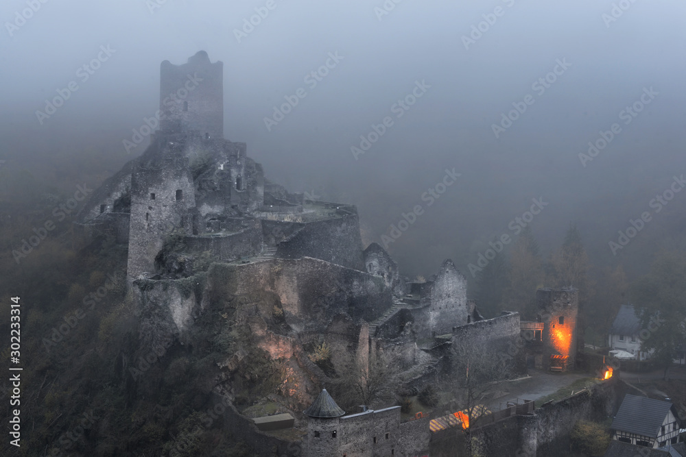 Burg in Manderscheid in der Eifel in Deutschland im Nebel Stock Photo ...