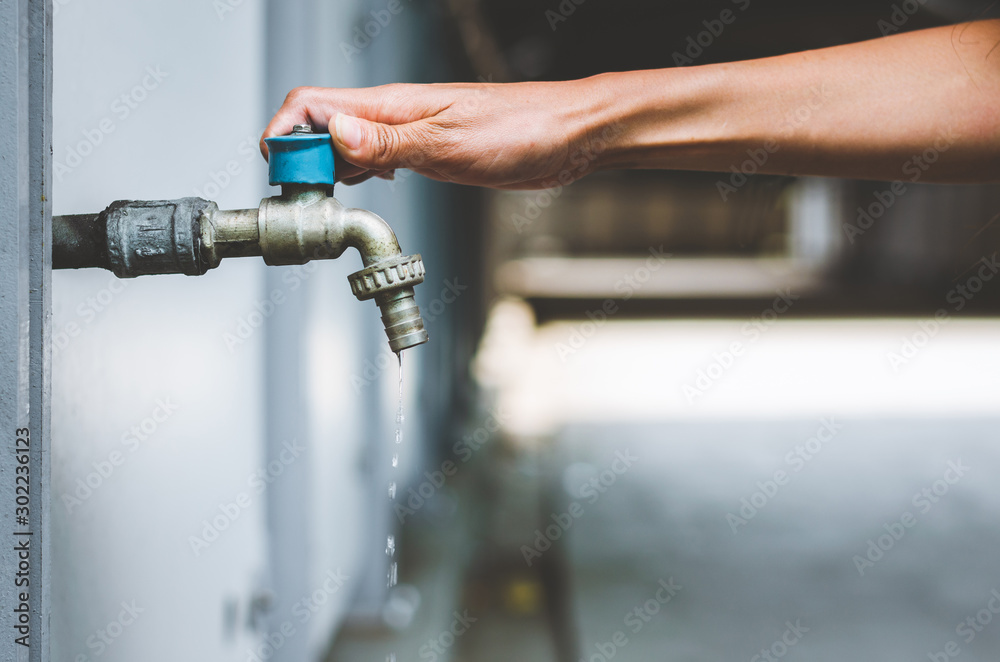 Foto de hand woman opening faucet or water tap and close for save water ...