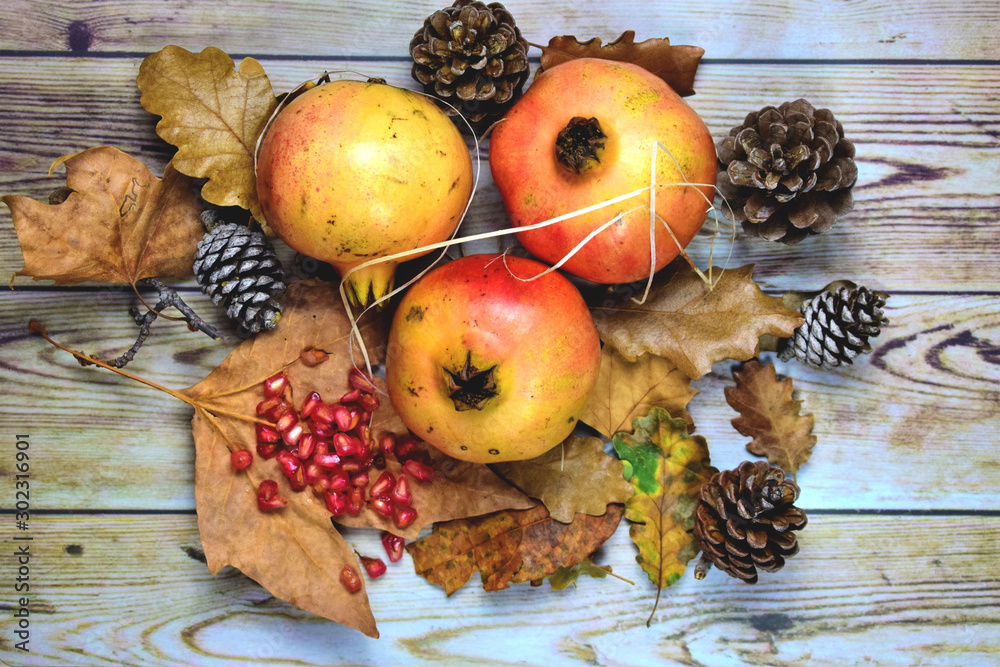 Foto de Granada, fruta completa de vitamina c, entre hojas y piñas ...