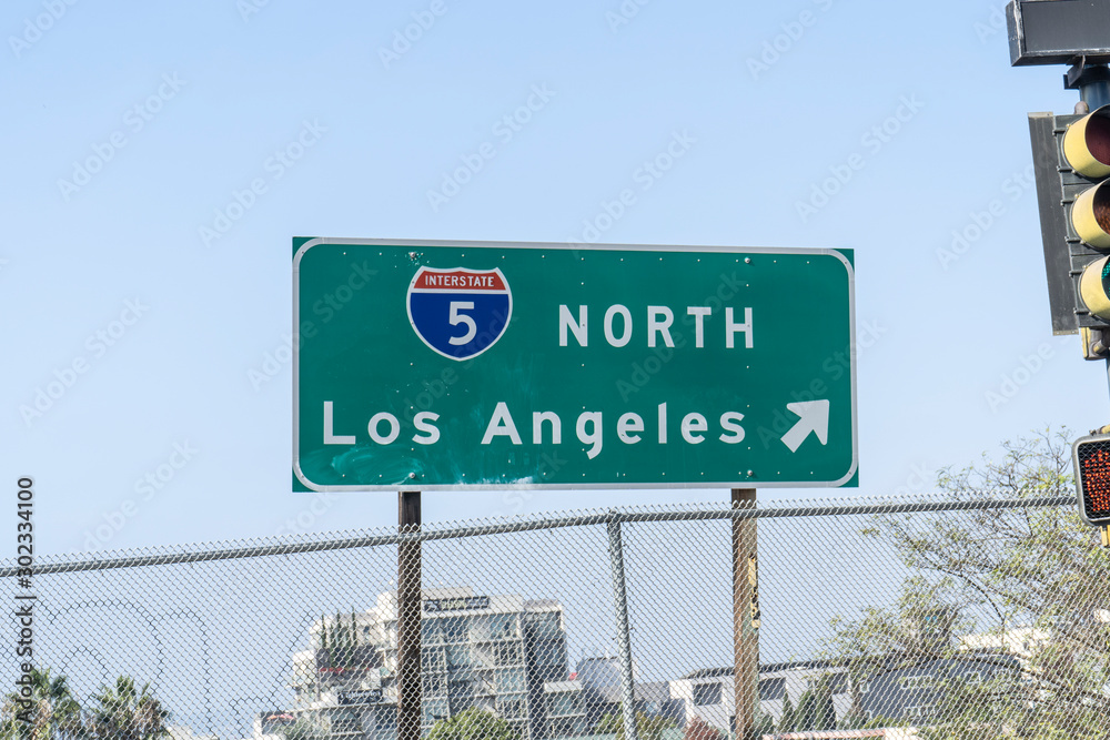 5 North Los Angeles sign - arrow indicating freeway entrance Photos ...
