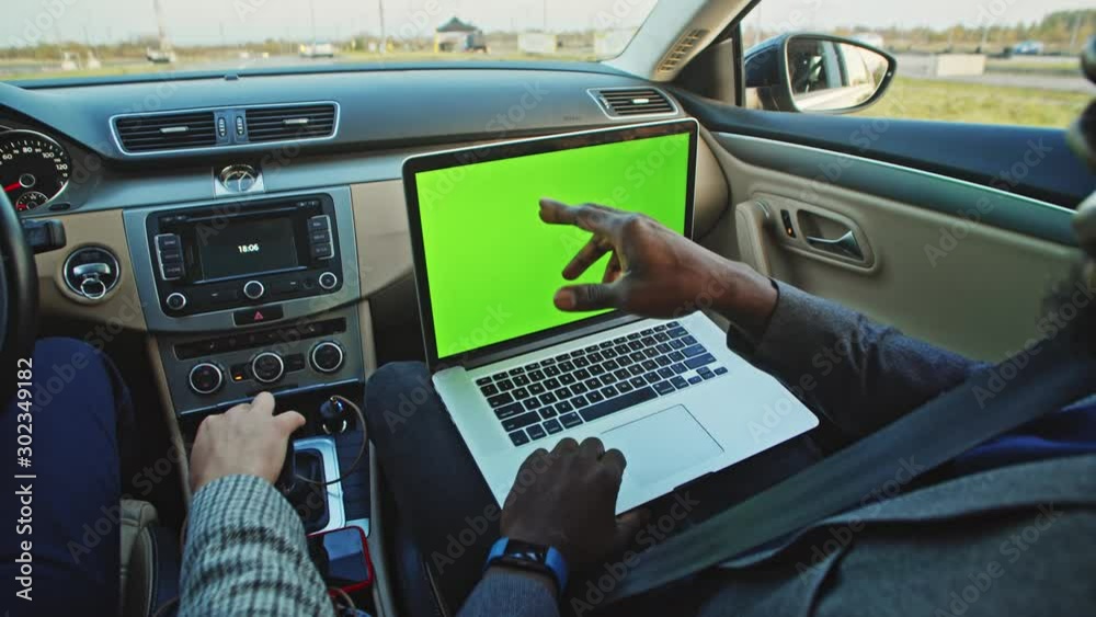 Stockvideon Close-up black man in suit holding greenscreen chroma ...