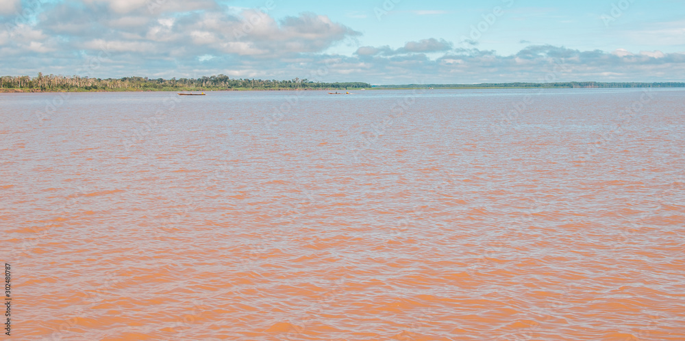 recorrido en rio amazonas a orillas de la selva amazonica de peru en un ...