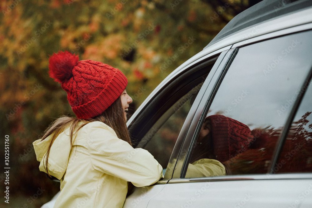 Little girl talking with a driver through opened car window Stock-Foto ...
