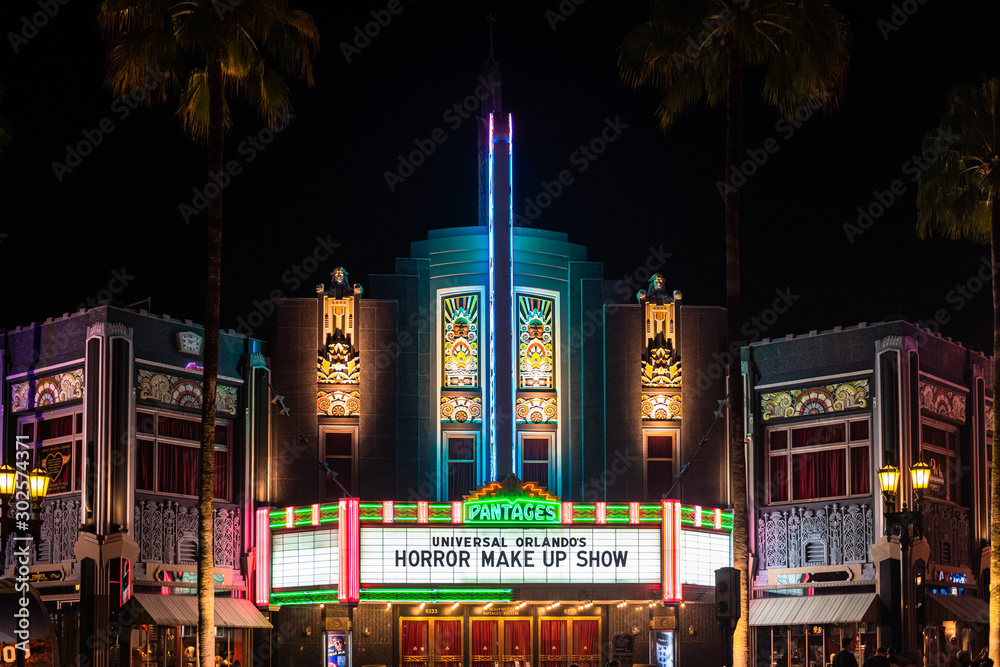Foto de Movie Theater at Universal Studios Park at night, Orlando ...