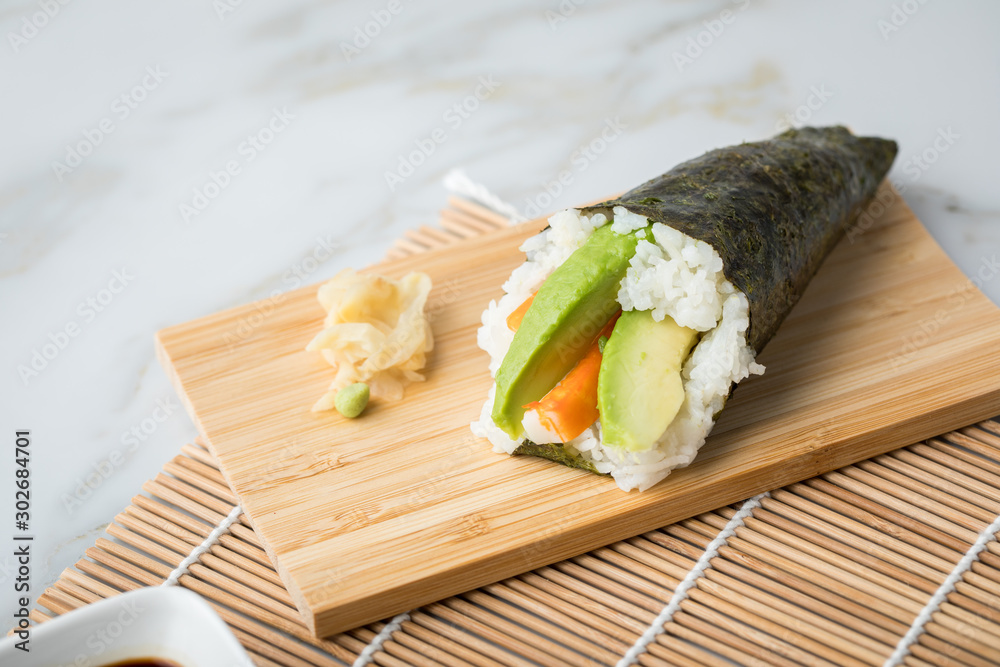 Surimi Avocado Temaki Sushi, eingelegter Ingwer mit Soja Soße und ...