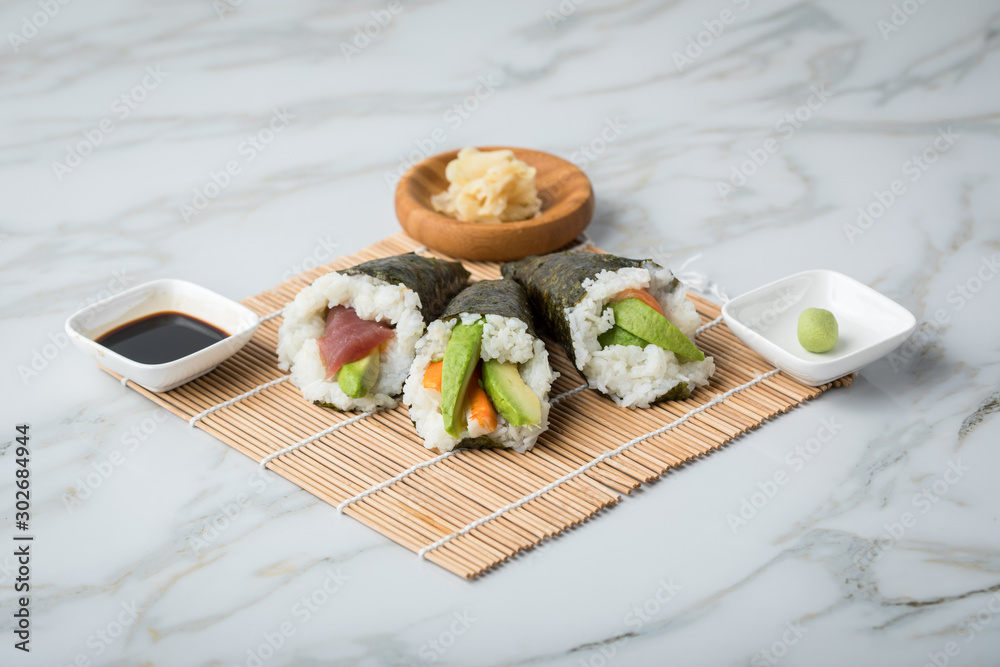 Lachs Fisch, Tunfisch und Surimi Avocado Temaki Sushi, eingelegter ...