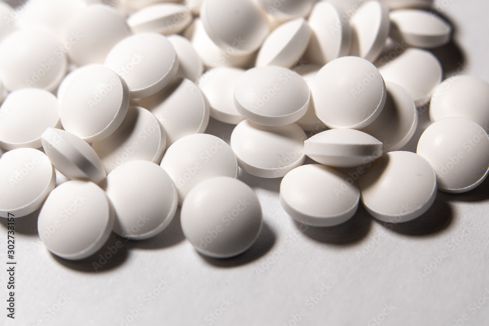 weiße tabletten isoliert auf weißem hintergrund Stock Photo | Adobe Stock