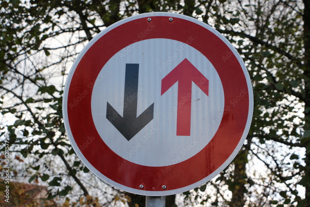 Verkehrsschild: Gegenverkehr hat Vorfahrt Stock Photo | Adobe Stock