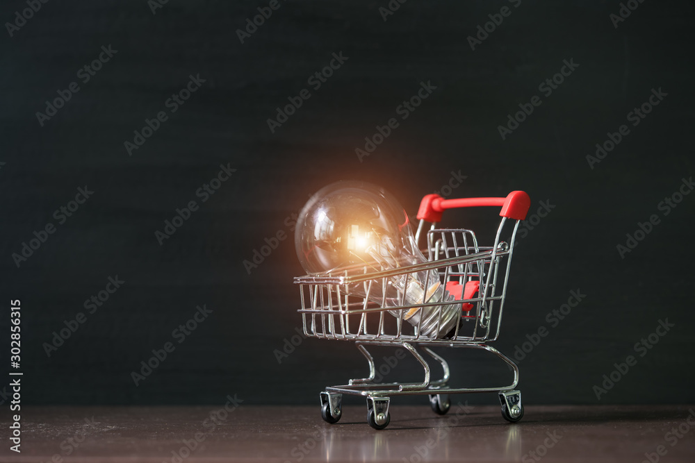 Shopping cart with light bulb. Stock 写真 | Adobe Stock
