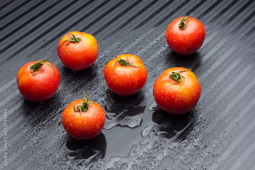 Tomate rojo y madura, preparado para poner en la ensalada y comer crudo ...