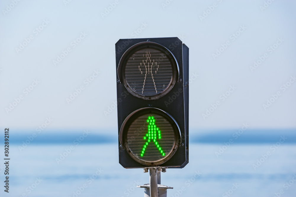 Foto de The green light of traffic light on the pedestrian railway ...