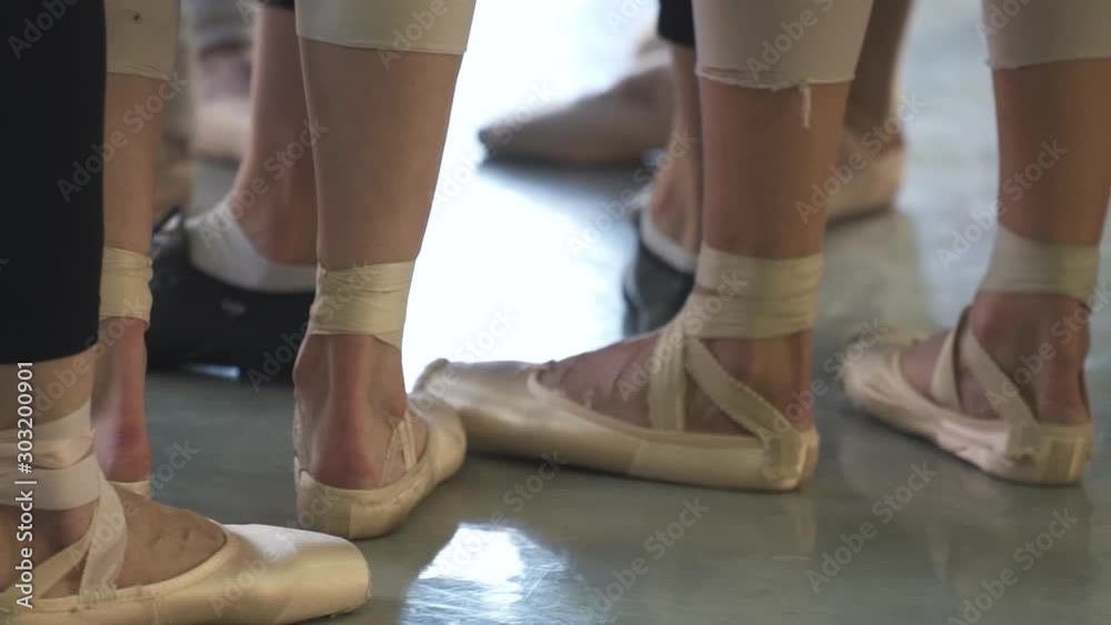Vidéo Stock group of young ballerinas legs, feet in white pointe shoes ...
