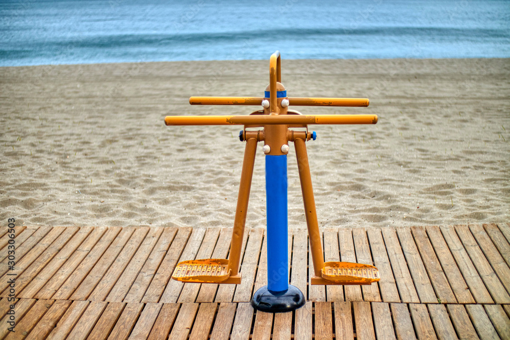 Outdoor surfboard exercise machine we strengthen the belly and back ...