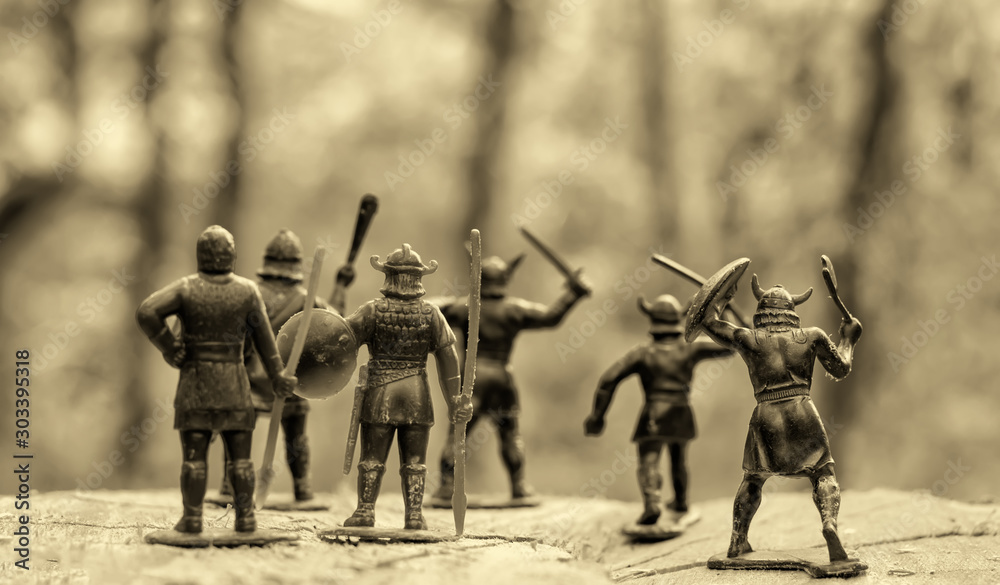 Six well-armed attacking and holding defence Vikings (toy plastic ...