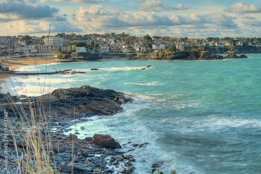 plage de saint quay portrieux - cote armor - baie de saint brieuc Stock ...