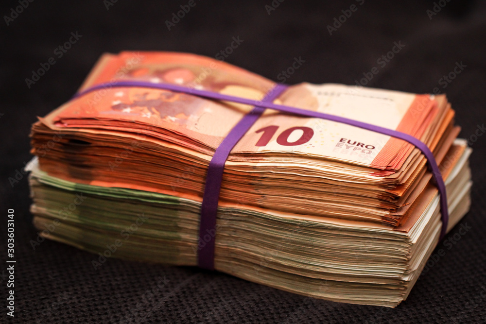 viele Geldscheine, Euroscheine gebündelt auf einem Stapel Stock Photo ...