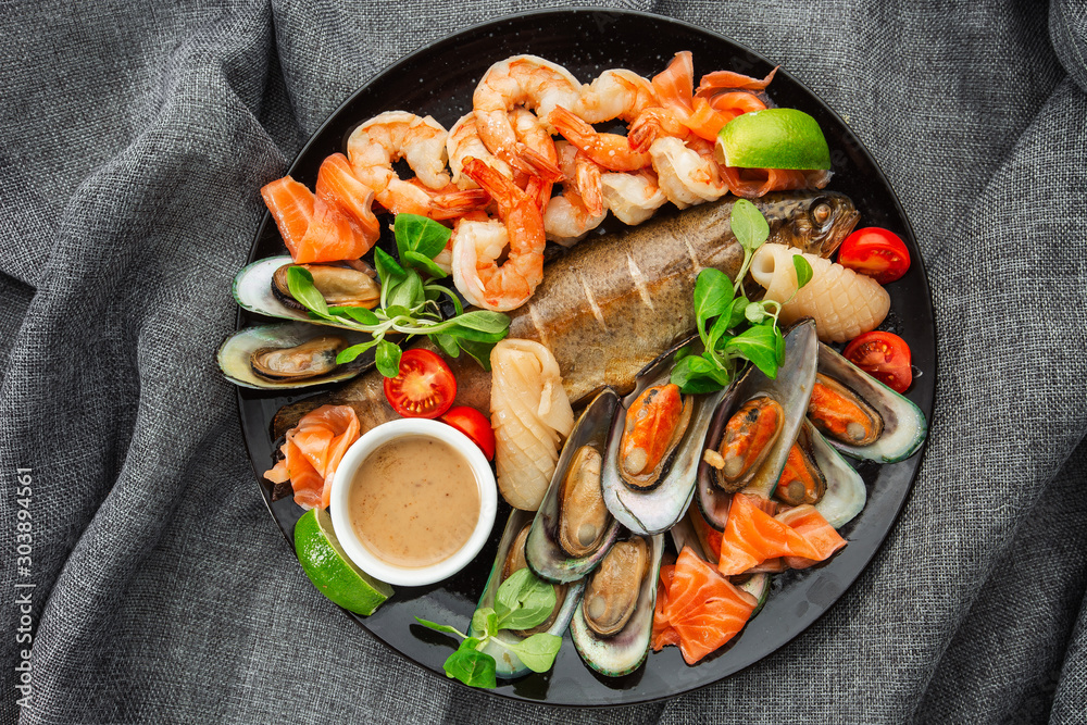 Foto de Roasted Mixed Seafood Contain Mussels, prawns, salmon, Calamari ...