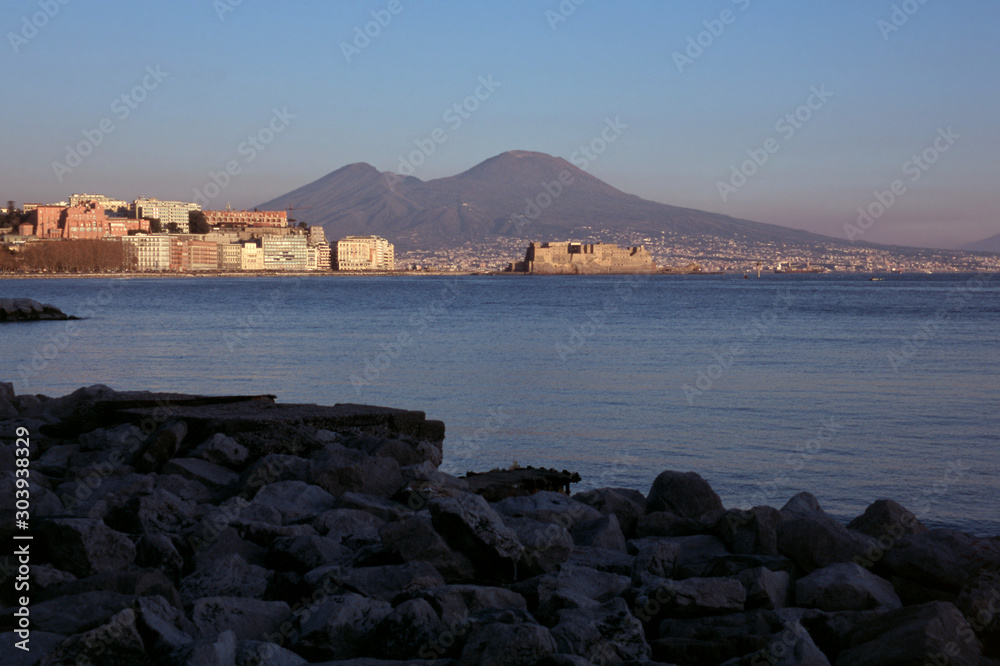 Veduta del Vesuvio dal lungomare di Napoli foto de Stock | Adobe Stock