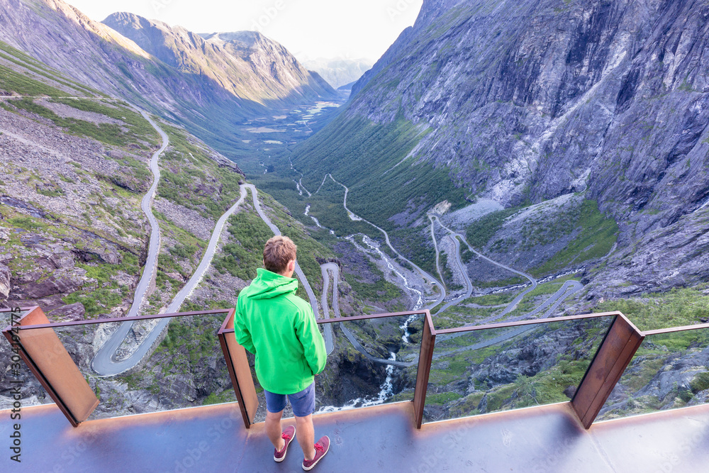 Foto de Romsdalen, Norway: The project enhances the experience of the ...