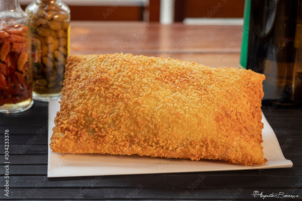 Pastel frito da culinária brasileira com massa crispy crocante Stock ...