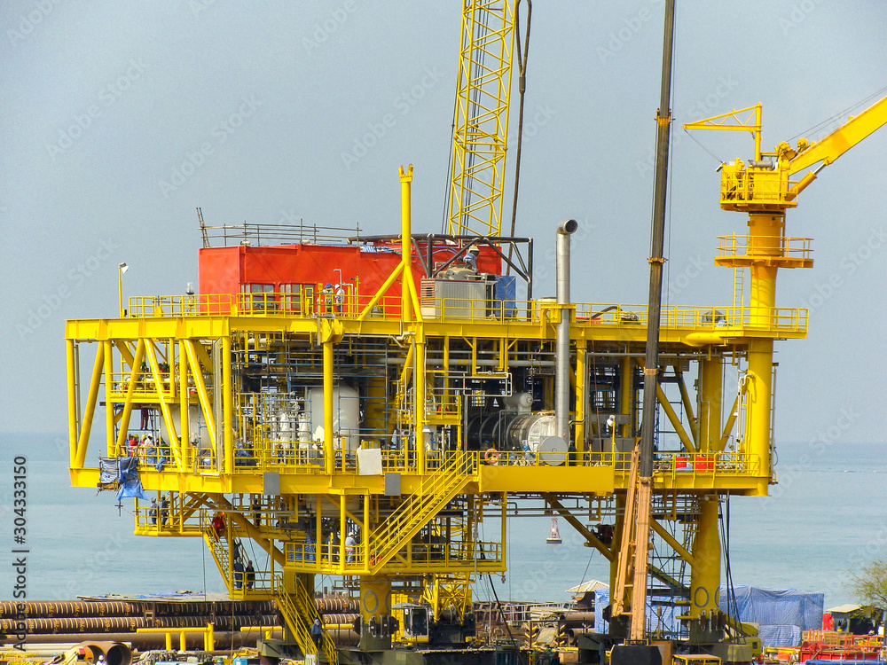 Foto de Offshore oil rig platform during construction site in the ...
