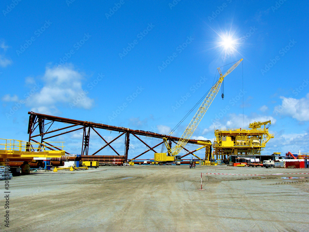 Foto de Oil rig platform during construction site in the harbor yard ...