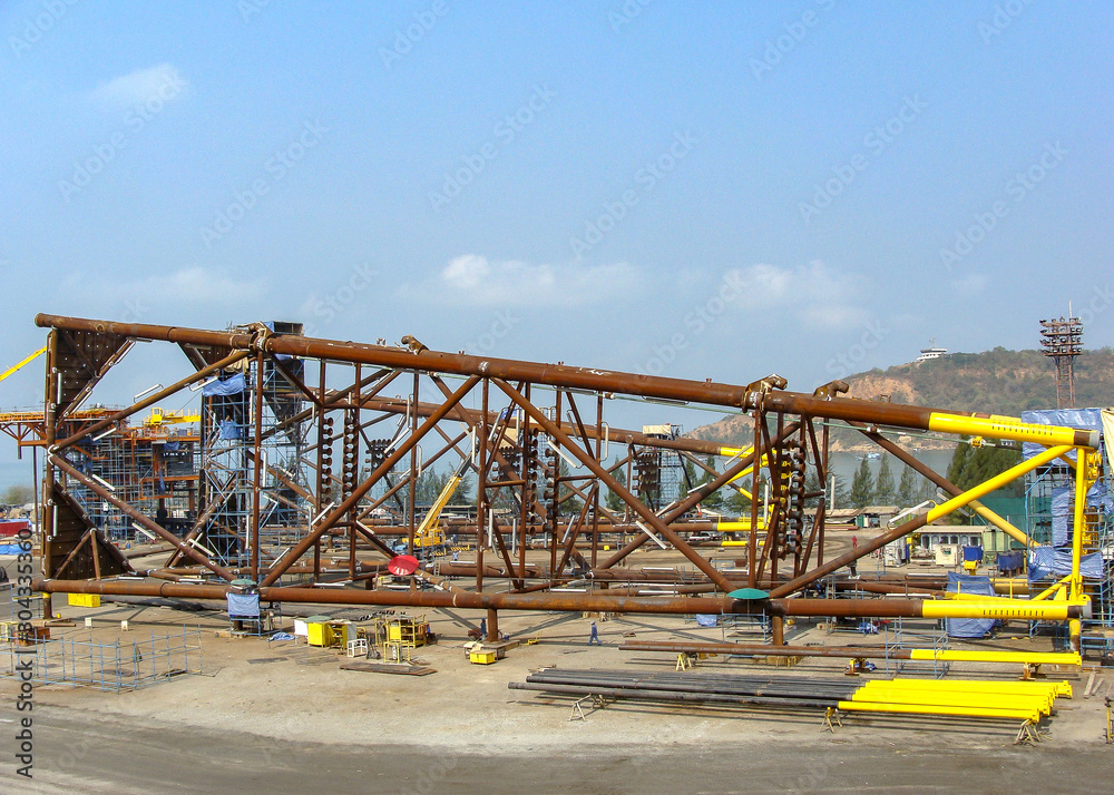 Foto de Oil rig platform during construction site in the harbor yard ...