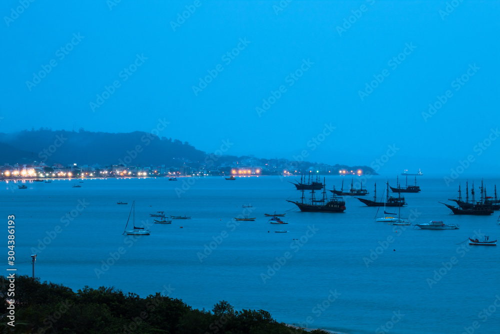 Navio pirata e a paisagem azul devido ao por do sol e a chuva na Praia ...