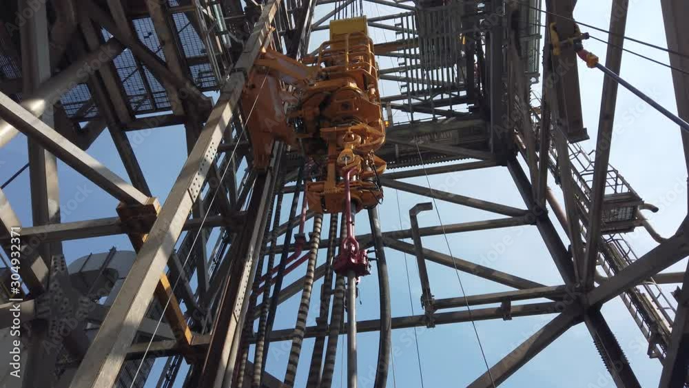 Top Drive System (TDS) Spinning for Oil Drilling Rig - Oilfield ...