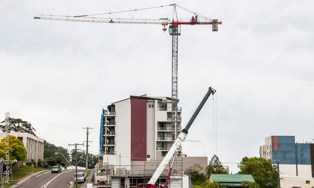 Foto de Assembling and erecting a construction Tower Crane with the aid ...