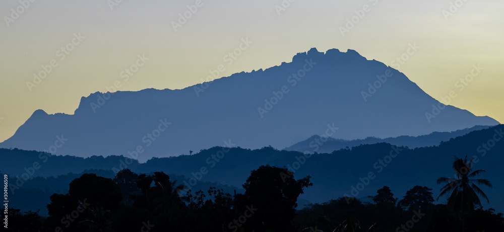 Silhouette of Mount Kinabalu, Sabah during sunrise foto de Stock ...