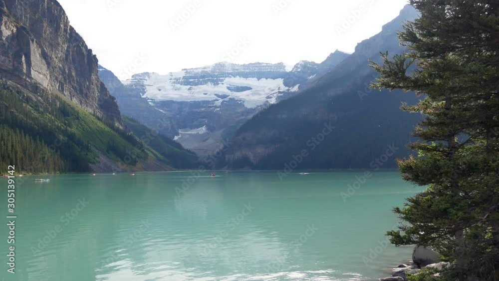 Vidéo Stock Lake Louise, a glacially-fed lake in Banff National Park in ...