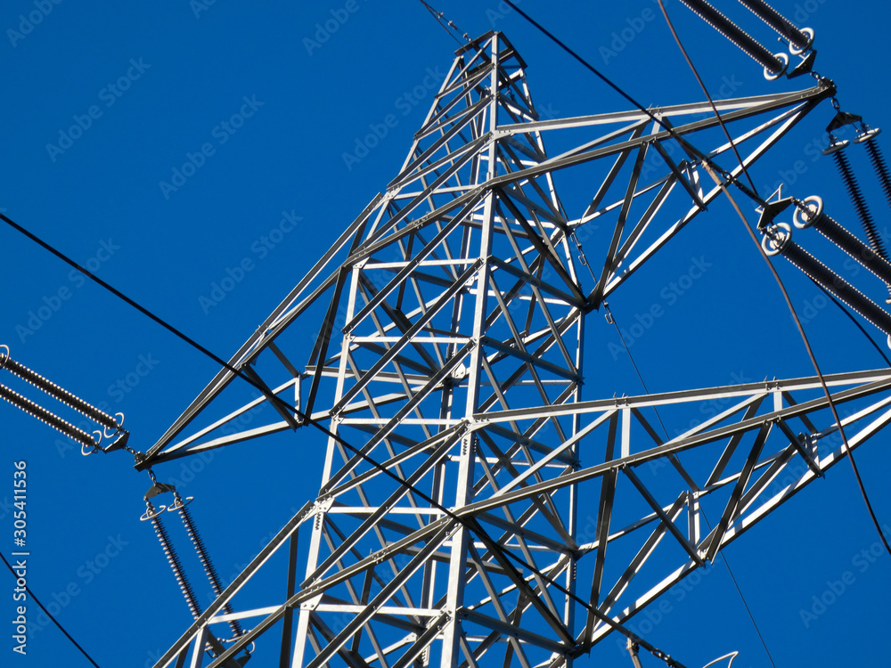 Torres metálicas, estructuras de ingeniería que sujetan los cables de ...