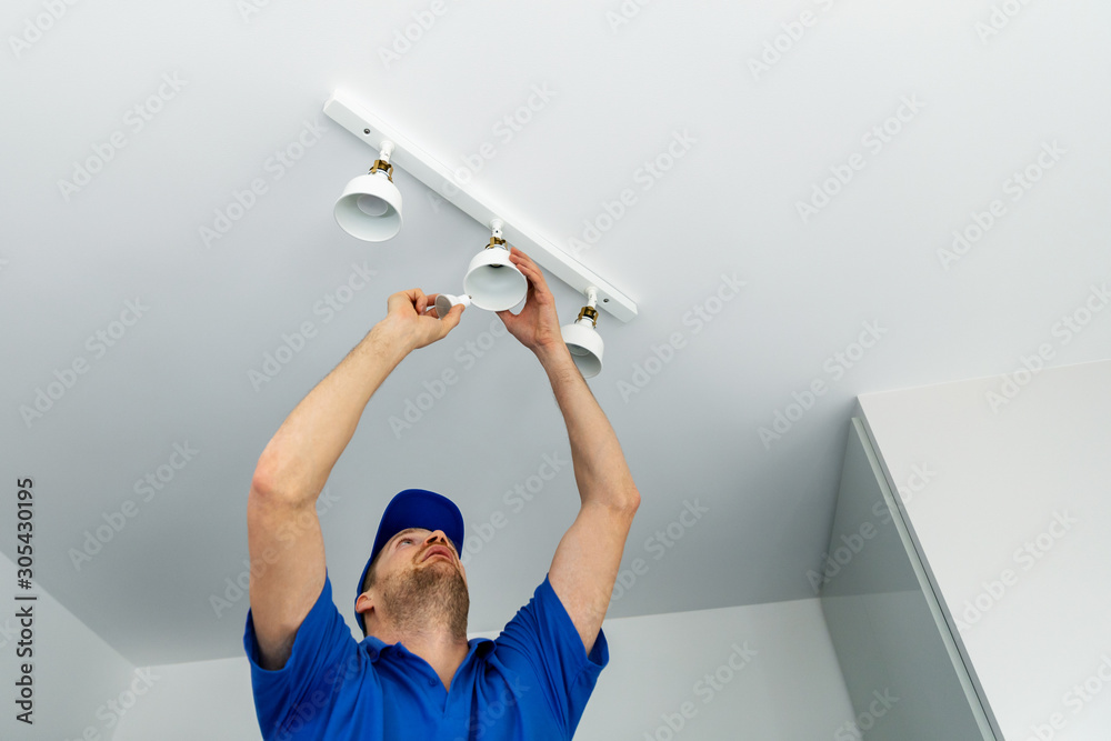 Foto de electrician installing led light bulbs in ceiling lamp do Stock ... Foto de electrician installing led light bulbs in ceiling lamp do Stock ...